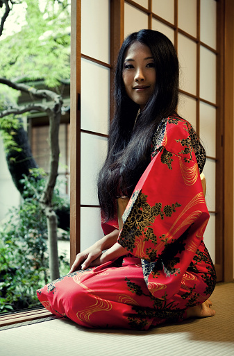 Wanita Jepang Cantik Duduk Dengan Yukata Merah Foto Stok Unduh Gambar