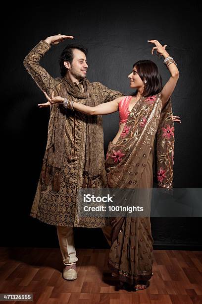 Pasangan Muda Dengan Pakaian Tradisional India Foto Stok - Unduh Gambar ... Pasangan Muda Dengan Pakaian Tradisional India Foto Stok - Unduh Gambar ...