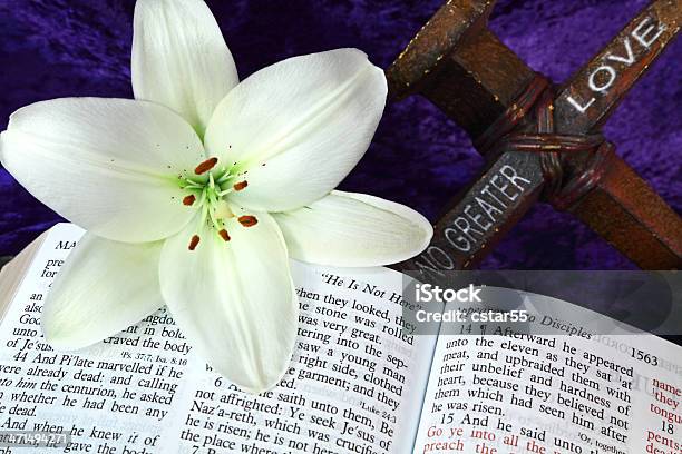 Agama Kitab Suci Alkitab Paskah Dengan Spike Cross Dan Lily Foto Stok
