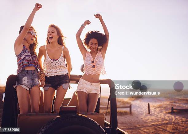 Temanteman Perempuan Menari Di Kendaraan Di Pantai Dalam Perjalanan ... Temanteman Perempuan Menari Di Kendaraan Di Pantai Dalam Perjalanan ...