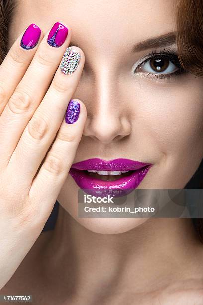 Hermosa Chica Con Maquillaje Brillante Por La Noche Y Púrpura Manicura