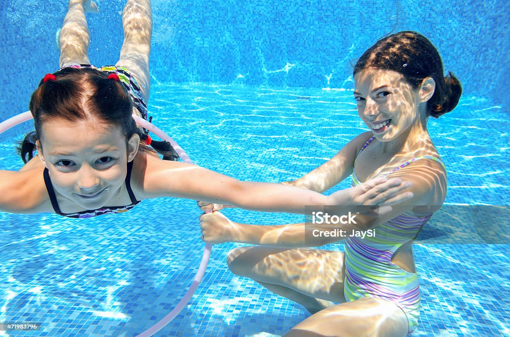 Glückliche Kinder Schwimmen Unter Wasser Im Pool Schwimmen Mädchen