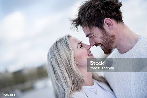 Potret Romantis Pasangan Yang Penuh Kasih Berciuman Foto Stok Unduh Gambar Sekarang Istock