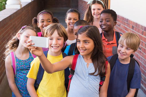 Photo Libre De Droit De Mignon Lycéens À Laide Dun Téléphone Mobile