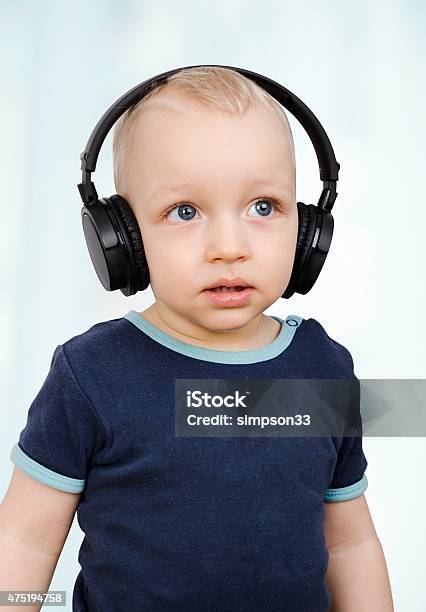 Anak Kecil Mendengarkan Musik Melalui Headphone Nirkabel Foto Stok ... Anak Kecil Mendengarkan Musik Melalui Headphone Nirkabel Foto Stok ...