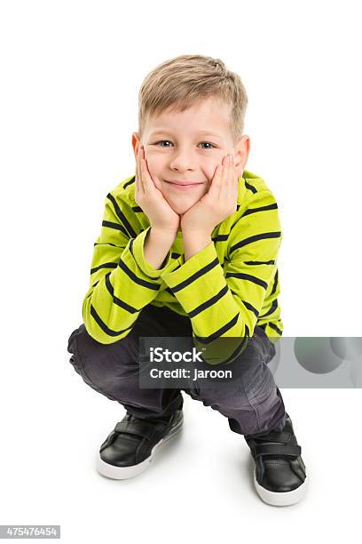 7 Años Viejo Niño Agachándose Foto De Stock Y Más Banco De Imágenes De