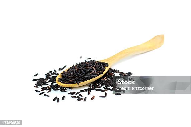 Riceberry 나무 숟가락으로 뜨다 흰색 바탕에 그림자와 2015년에 대한 스톡 사진 및 기타 이미지 2015년 갈색