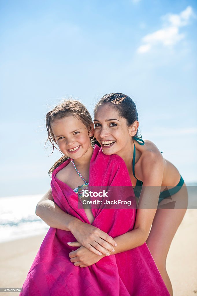 Mom At The Beach Wrapping Her Girl In A Towel Stok Fotoğraflar And 2015‘nin Daha Fazla Resimleri