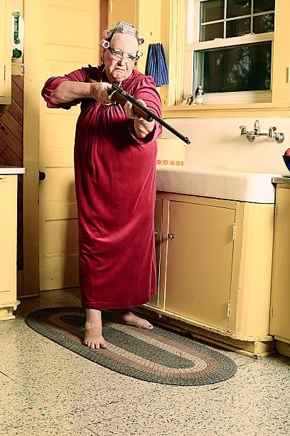 230 Old Woman Gun Photos Taleaux Et Images Libre De Droits Istock