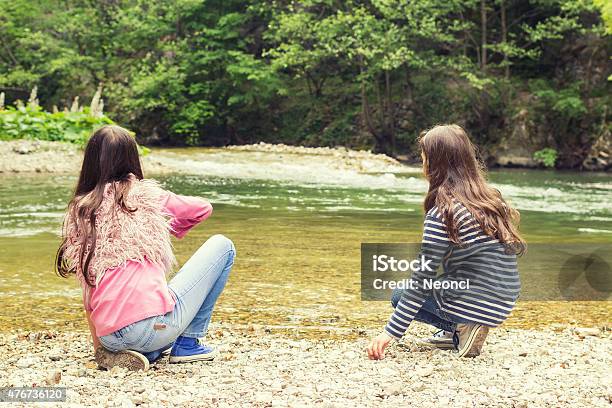 Dua Gadis Muda Berkumpul Dan Melempar Batu Ke Sungai Foto Stok - Unduh ... Dua Gadis Muda Berkumpul Dan Melempar Batu Ke Sungai Foto Stok - Unduh ...