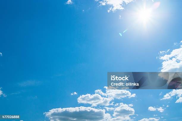 Langit Biru Yang Indah Dengan Awan Dan Matahari Foto Stok Unduh