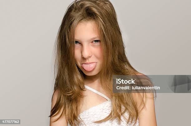 Chica Mostrando Su Lengua Y Los Niños Se Divierten Jugando Foto De