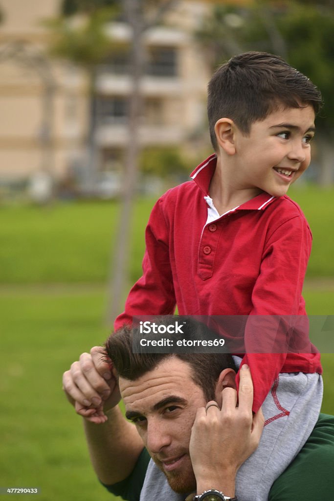 Photo Libre De Droit De Père Jouant Avec Son Fils Dans Le Parc Banque D