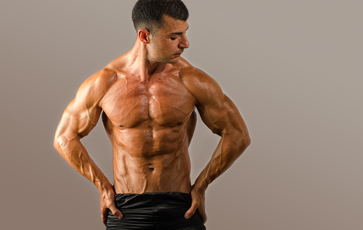 Foto De Bodybuilder Com Perfeita Abs Os Ombros Os Tríceps Bíceps Peito
