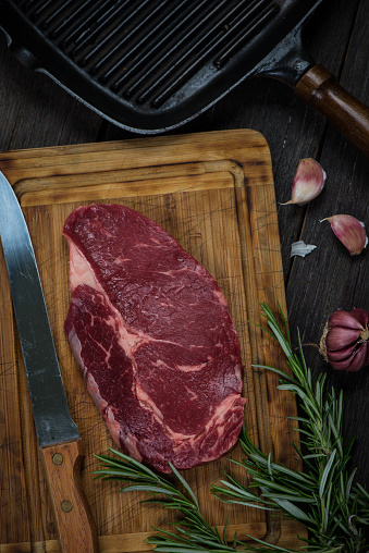 Steak Daging Sapi Ribeye Mentah Dengan Bumbu Dan Rempahrempah Dari Atas