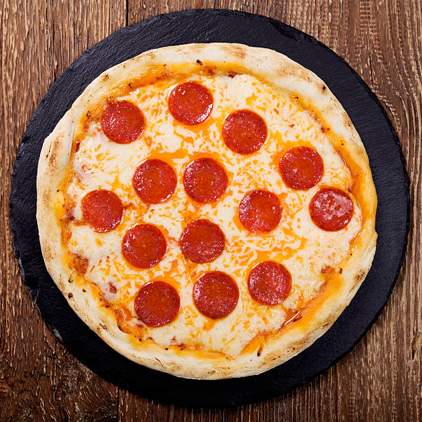 Pizza Peperoni - Banco de fotos e imágenes de stock - iStock Pizza Peperoni - Banco de fotos e imágenes de stock - iStock