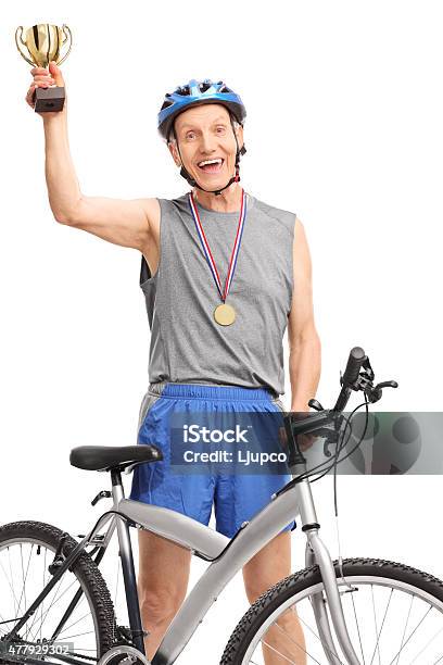 Overjoyed 상석 Cyclist 쥠 골든 트로피 2015년에 대한 스톡 사진 및 기타 이미지 2015년 70 79세