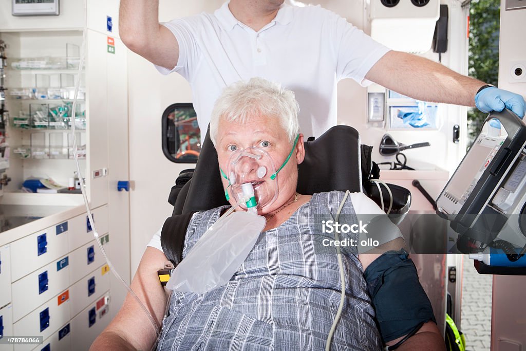 Paramedics 구급차 응급 복용분 보조수단 옥시겐 구급차에 대한 스톡 사진 및 기타 이미지 구급차 산소마스크