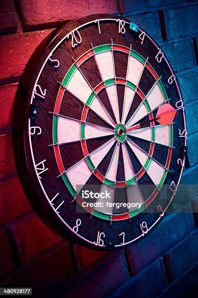 Dart 보드를 벽돌전 벽 드라마틱 조명 다트에 대한 스톡 사진 및 기타 이미지 다트 다트용 화살 다트판 Istock