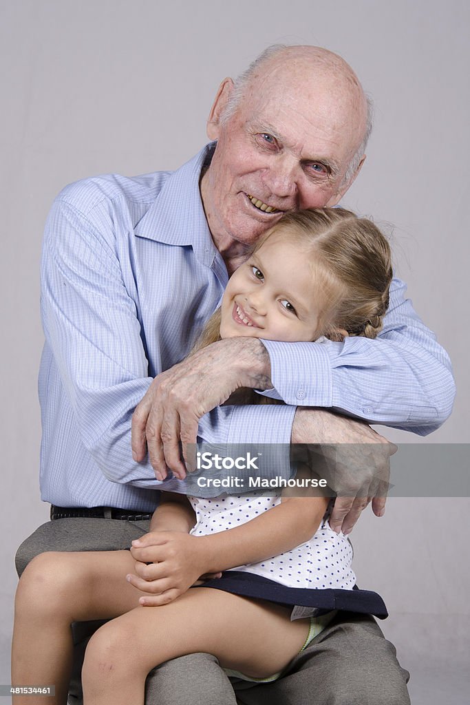 Photo Libre De Droit De Portrait Dun Vieil Homme Embrassant Une