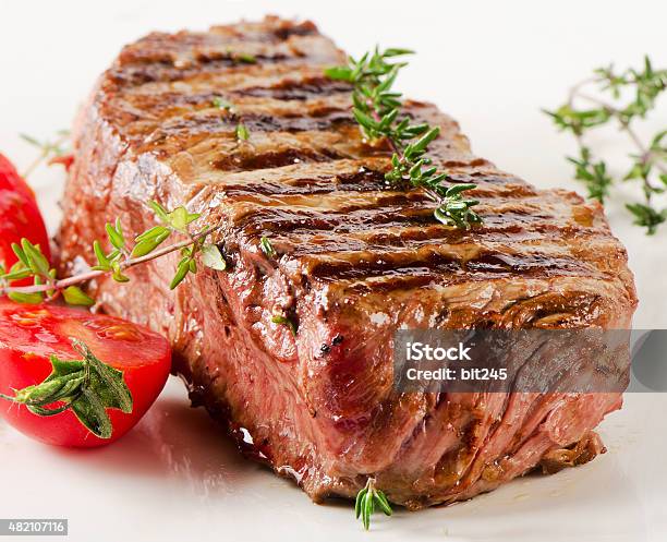 Steak Daging Sapi Dengan Bumbu Segar Di Atas Piring Putih Foto Stok