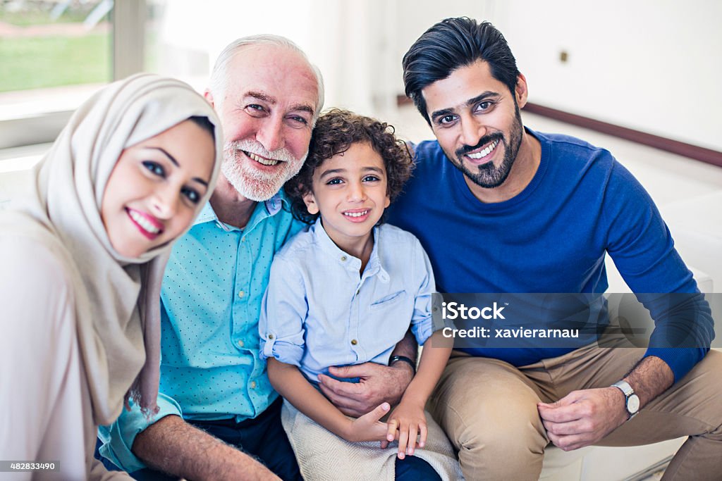 Selamat Berbahagia Keluarga Emirati Foto Stok - Unduh Gambar Sekarang ... Selamat Berbahagia Keluarga Emirati Foto Stok - Unduh Gambar Sekarang ...