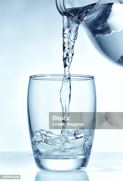 Fresh Water Pouring Into Glass 照片檔及更多 玻璃杯 照片 玻璃杯 大口瓶 倒出 Istock