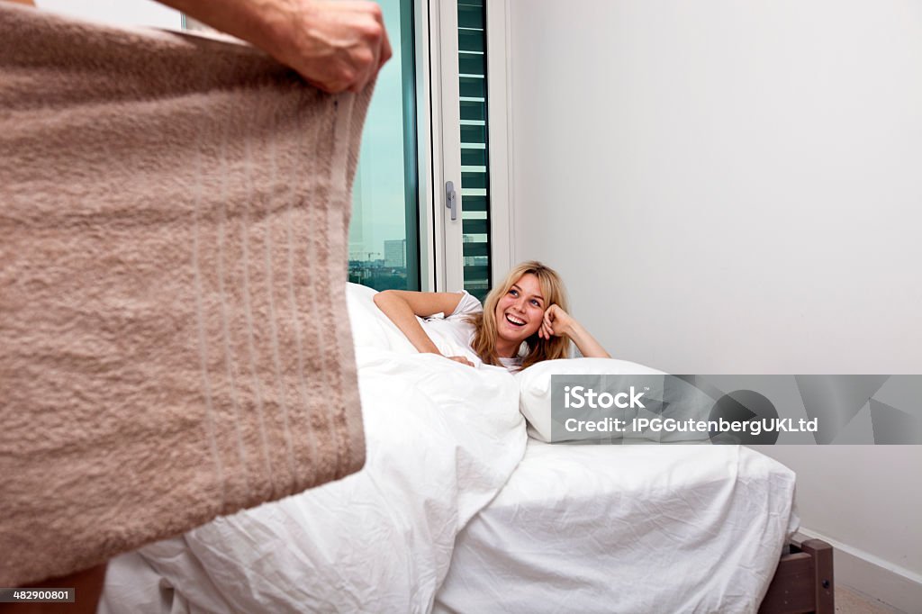 Wanita Bahagia Melihat Pria Telanjang Memegang Handuk Di Kamar Tidur Foto Stok Unduh Gambar