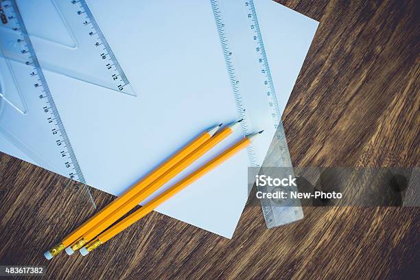 Kertas Dan Pensil Di Atas Meja Kayu Closeup Foto Stok Unduh Gambar