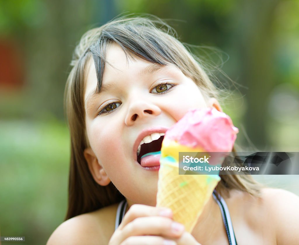 Gadis Itu Makan Es Krim Foto Stok - Unduh Gambar Sekarang - 2015 ... Gadis Itu Makan Es Krim Foto Stok - Unduh Gambar Sekarang - 2015 ...