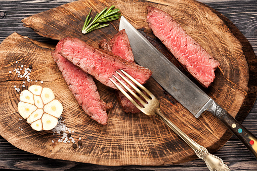 Irisan Steak Daging Sapi Dengan Bawang Putih Dan Rosemary Tampilan Atas