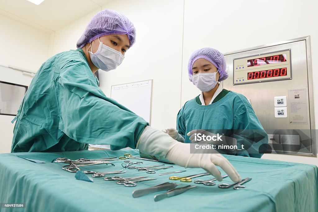 Dua Dokter Bedah Hewan Di Ruang Operasi Foto Stok - Unduh Gambar ... Dua Dokter Bedah Hewan Di Ruang Operasi Foto Stok - Unduh Gambar ...