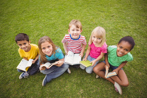 Tersenyum Teman Sekelas Duduk Di Rumput Dan Memegang Buku Foto Stok ... Tersenyum Teman Sekelas Duduk Di Rumput Dan Memegang Buku Foto Stok ...