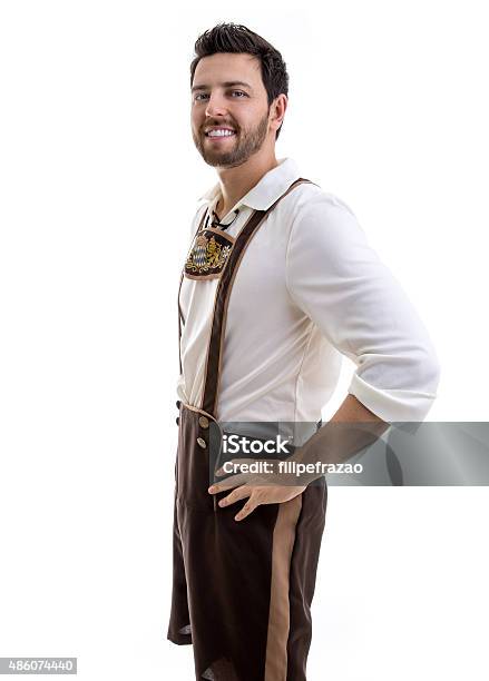 Pemuda Dengan Kostum Tradisional Bavaria Dengan Latar Belakang Putih ... Pemuda Dengan Kostum Tradisional Bavaria Dengan Latar Belakang Putih ...