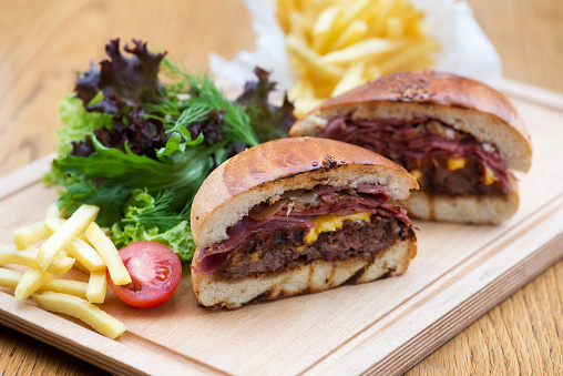 Burger Lezat Dengan Daging Sapi Tomat Keju Dan Selada Foto Stok Unduh