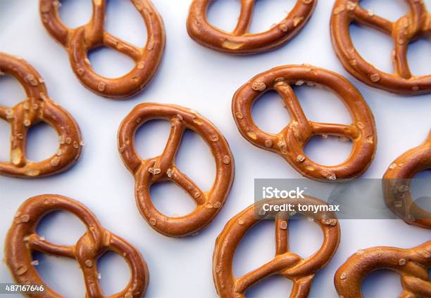 Bretzel 번자체 독일형 구은 식빵 모양의 대상쪽으로 Twisty 노트 2015년에 대한 스톡 사진 및 기타 이미지