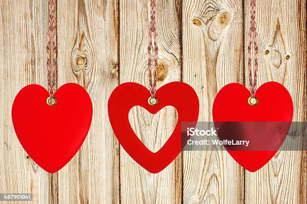 3 레드 Hearts On The 압살했다 비바람을 맞은 전원주의 배경기술 고풍스런에 대한 스톡 사진 및 기타 이미지 고풍
