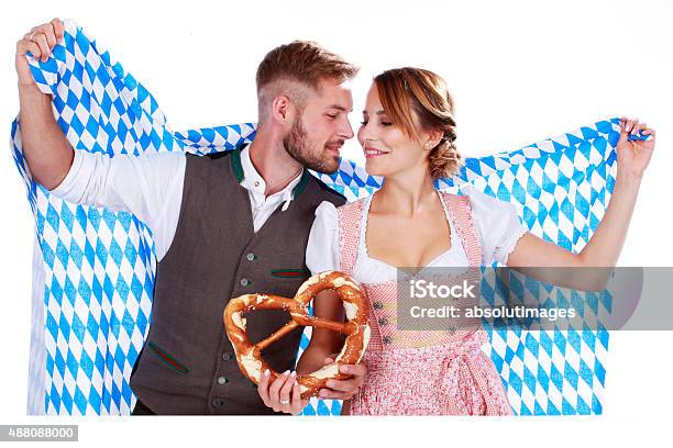 Pasangan Bavaria Dengan Kostum Tradisional Dengan Bir Dan Brezel Foto ... Pasangan Bavaria Dengan Kostum Tradisional Dengan Bir Dan Brezel Foto ...