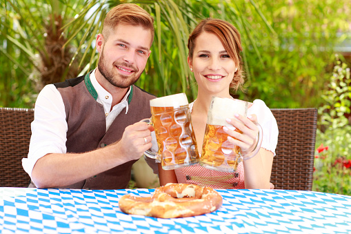 Pasangan Bavaria Dengan Kostum Tradisional Dengan Bir Dan Brezel Foto ... Pasangan Bavaria Dengan Kostum Tradisional Dengan Bir Dan Brezel Foto ...