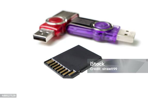 Sd 카드 및 Usb 플래시 드라이브를 흰색 배경 0명에 대한 스톡 사진 및 기타 이미지 0명 2015년 Usb 케이블