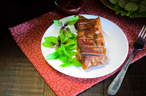 Steak Daging Sapi Panggang Dengan Salad Dan Saus Di Atas Meja Kayu Foto