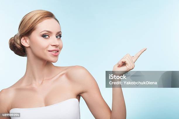 Gadis Cantik Yang Sehat Menunjukkan Sesuatu Yang Menarik Foto Stok