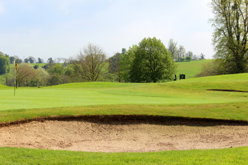 Lapangan Golf Dengan Perangkap Bunker Berpasir Pepohonan Dan Hijau Foto ... Lapangan Golf Dengan Perangkap Bunker Berpasir Pepohonan Dan Hijau Foto ...