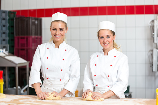 Dua Pembuat Roti Wanita Dalam Adonan Uleni Roti Di Toko Roti Foto Stok ... Dua Pembuat Roti Wanita Dalam Adonan Uleni Roti Di Toko Roti Foto Stok ...