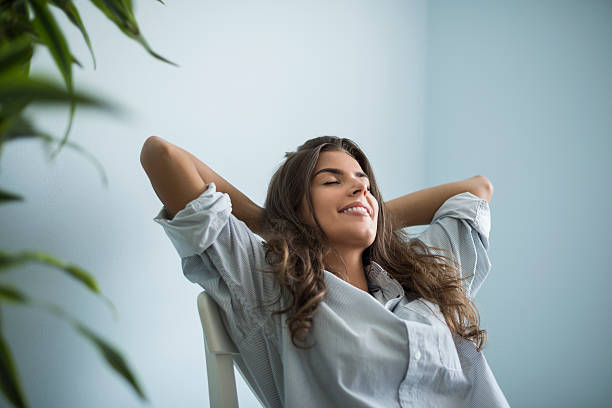 23 900点を超える手を頭の後ろで組むのストックフォト、写真、そしてロイヤリティフリーの画像 Istock