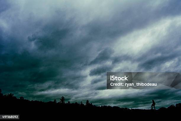 Sosok Siluet Di Latar Belakang Langit Moody Foto Stok - Unduh Gambar ... Sosok Siluet Di Latar Belakang Langit Moody Foto Stok - Unduh Gambar ...