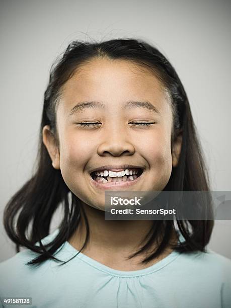 Potret Seorang Gadis Muda Jepang Yang Bahagia Tersenyum Ke Arah Kamera ... Potret Seorang Gadis Muda Jepang Yang Bahagia Tersenyum Ke Arah Kamera ...