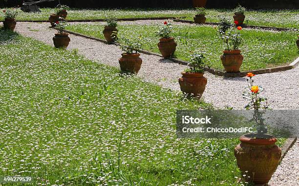 Taman Yang Terawat Dengan Baik Dengan Toples Earthenware Dan Mawar Yang ... Taman Yang Terawat Dengan Baik Dengan Toples Earthenware Dan Mawar Yang ...