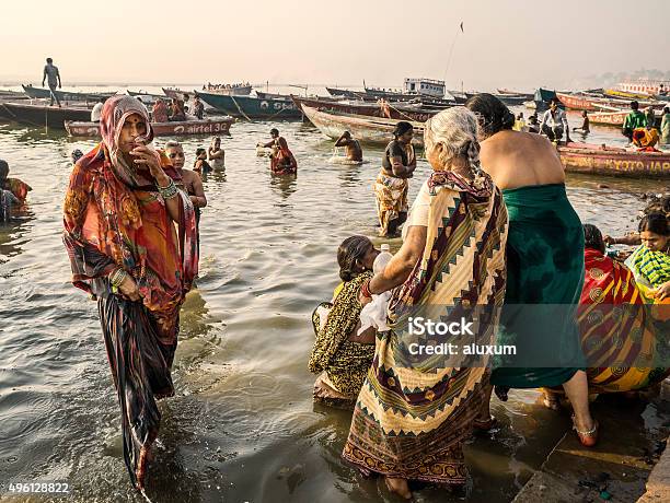 Peziarah Mandi Di Sungai Gangga Di Varanasi India Foto Stok - Unduh ... Peziarah Mandi Di Sungai Gangga Di Varanasi India Foto Stok - Unduh ...