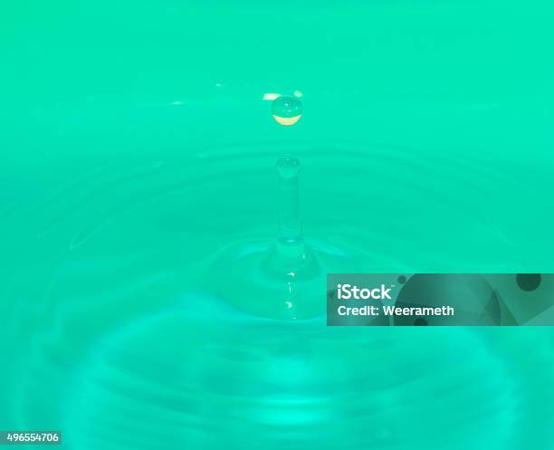 Defocus 초록색입니다 저수시설 낙차 떨어지는 내려두세요 2015년에 대한 스톡 사진 및 기타 이미지 2015년 떨어짐